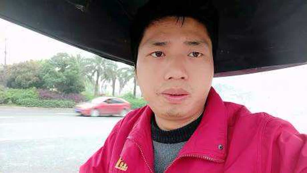 小伙摆摊卖货,被城管当场抓住,这场面太尴尬了