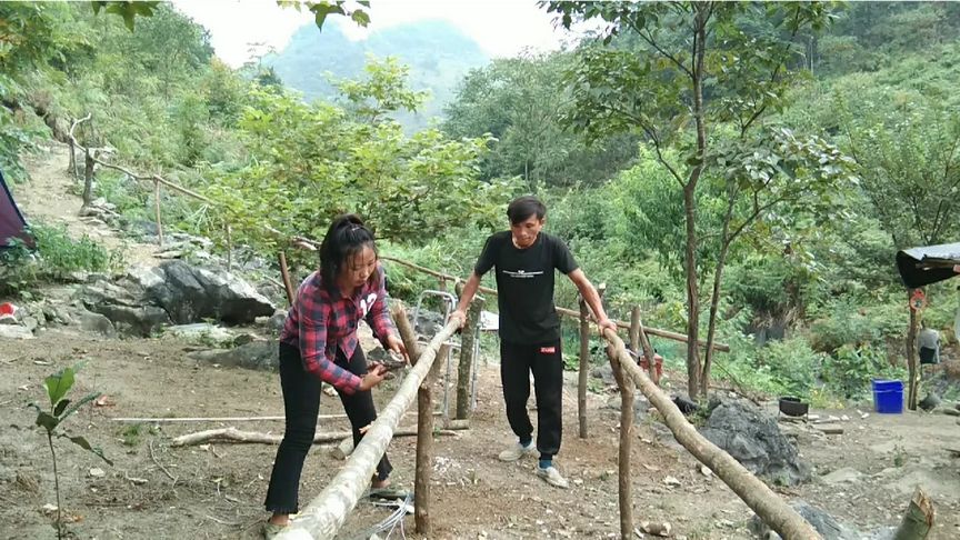 老公截瘫四年 在粉丝的指导下 做了个康复锻炼的双杠,效果还不错