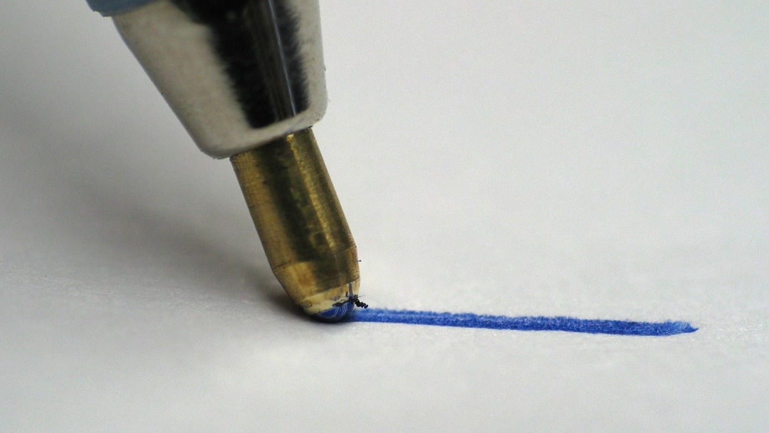 圆珠笔尖里的“小珠子”是怎么放进去的?难怪说它的制作难度大!