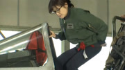 日本女防相坐上英军战机