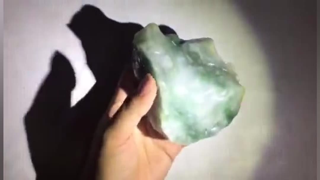 翡翠赌石!三十万翡翠原石切割现场,结果是三百万还是一文不值