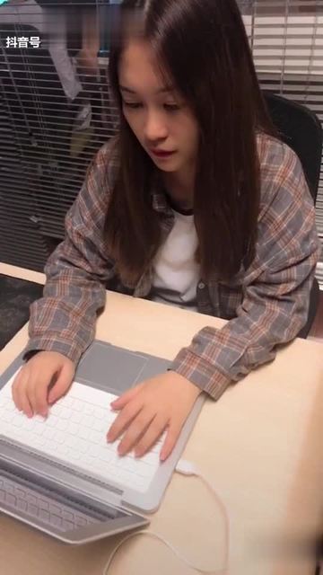 女程序员的日常,两分钟代码,两小时游戏耐撕