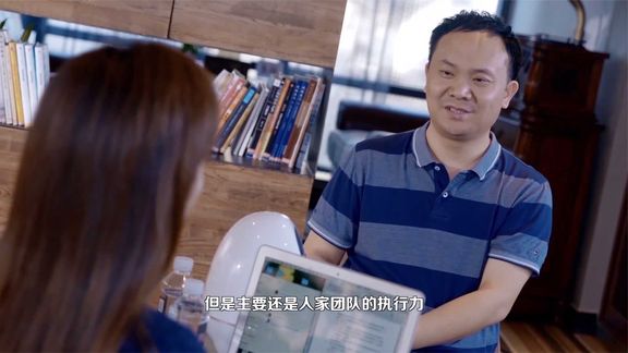 当韩坤被问在产品中微博扮演了多大作用时,韩坤给出了肯定回答