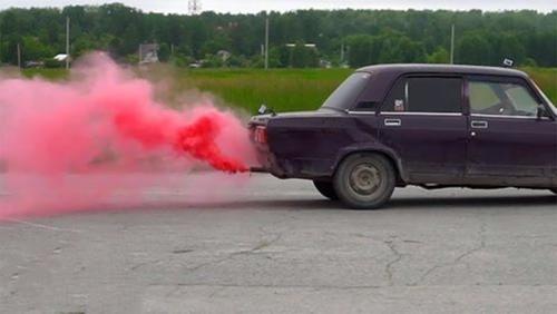 小哥将打印机墨水倒进汽车油箱中,一脚油门踩下,网友:彩虹屁