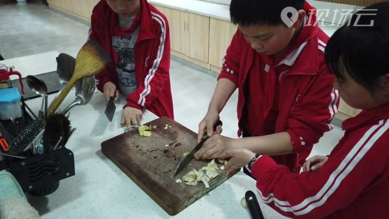 小学生变身“掌勺大厨” 这所小学把劳动课排进课程表