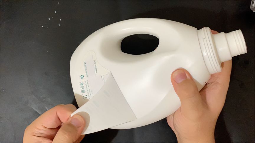 刚知道,原来去除瓶子标签这么简单,再也不用手费劲抠了,涨知识