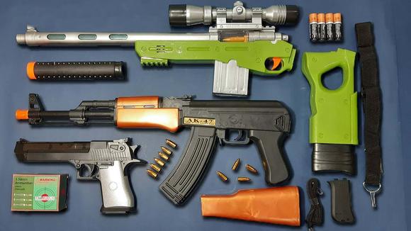 玩具枪开箱:AK47步枪和AWM狙击枪哪一款更实用!