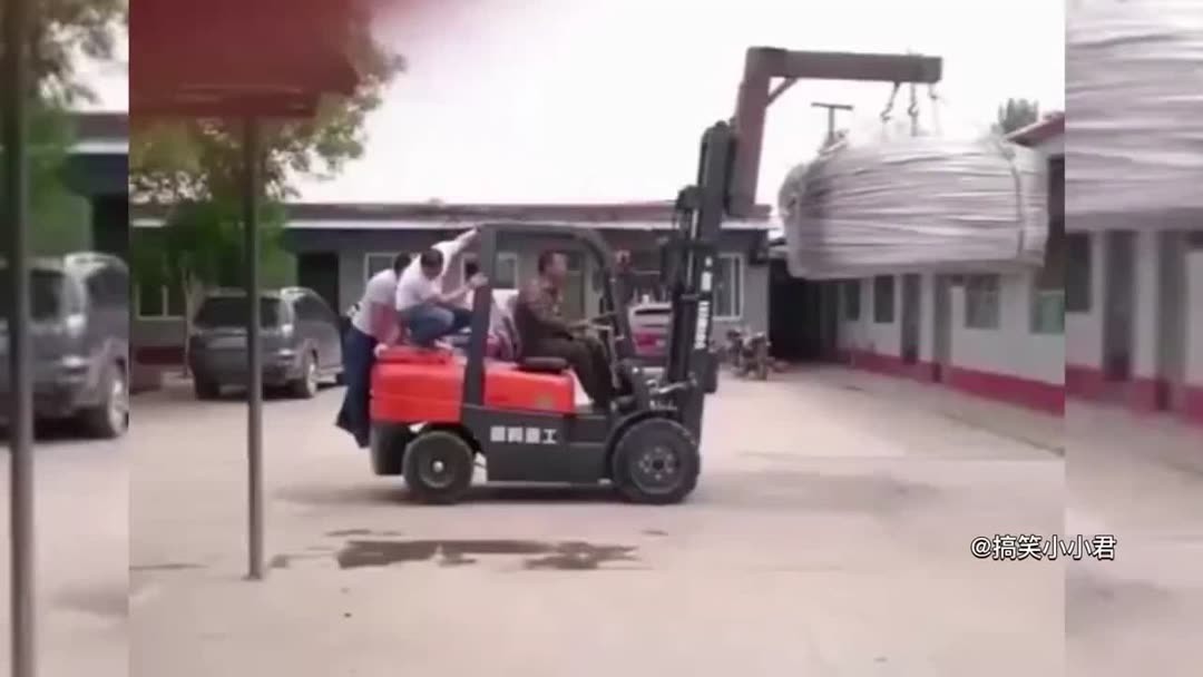盘点叉车违规操作的事故画面,安全是生命的第一位,警钟长鸣!