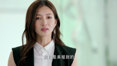 同事都在讨论着当红设计师,突然陨落,没想到转身就看到她在后面