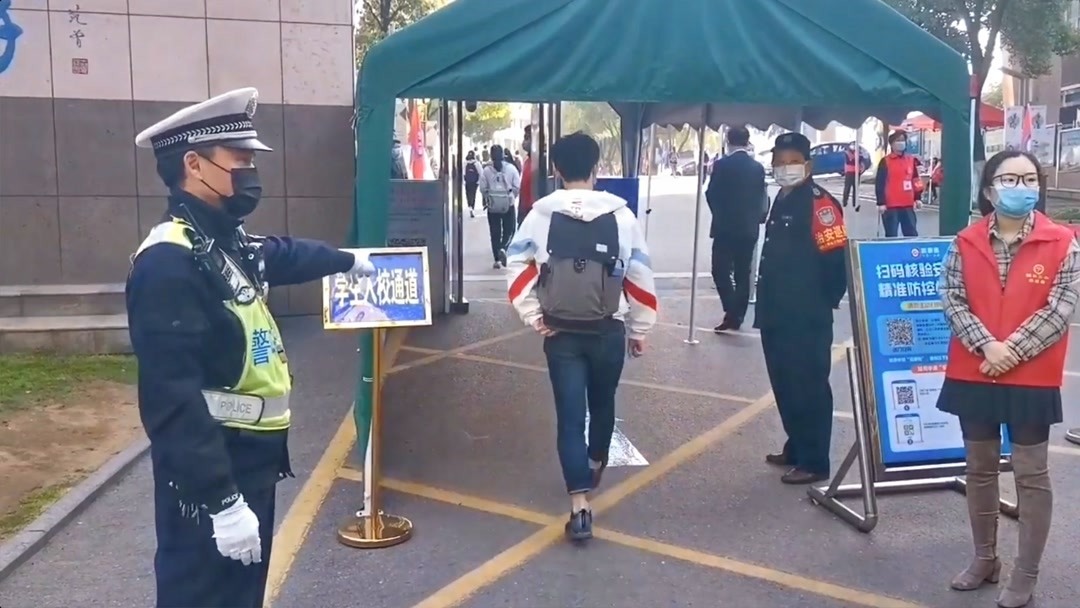 铜陵第一批次高三返校复课 交警全力保驾护航