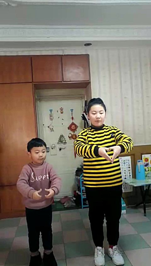 大班孩子的手势舞《不放弃》