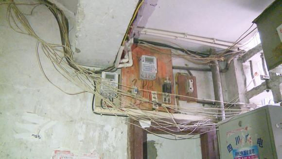 “姚明专用”电表 离地两米高 插卡充电要爬梯 居民:摔下来咋办