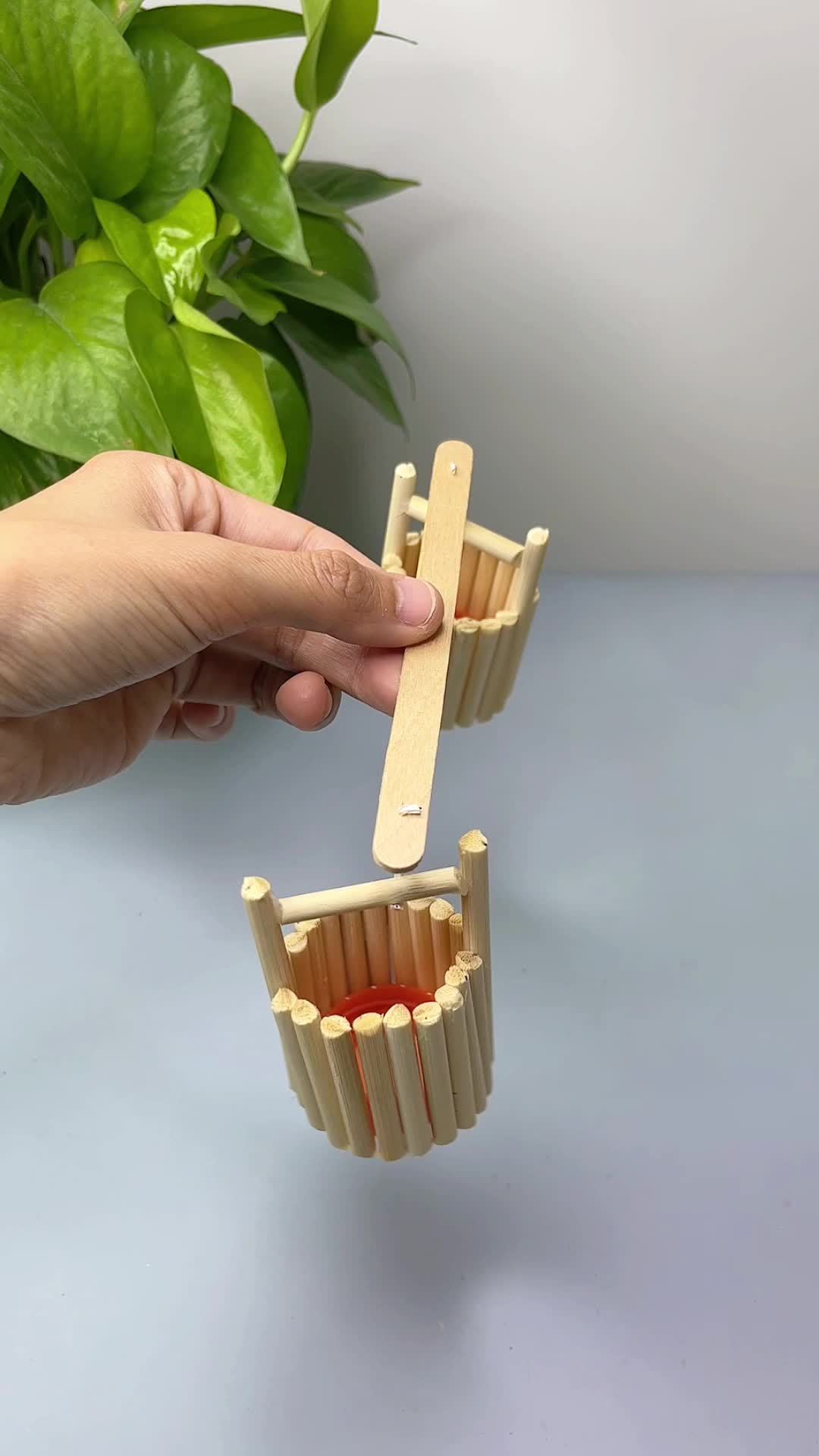 用一次性筷子制作两个迷你小水桶#手工diy #幼儿园手工 #亲子手工 #...