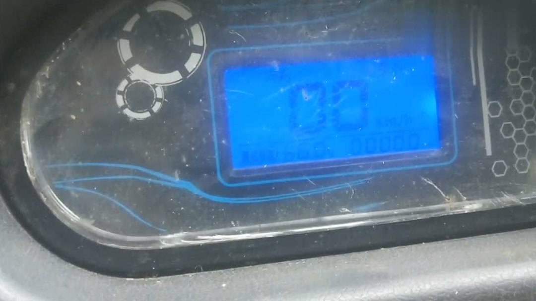 靠一块电瓶开着电动三轮C型房车 旅行达半年之久 小伙还真能坚