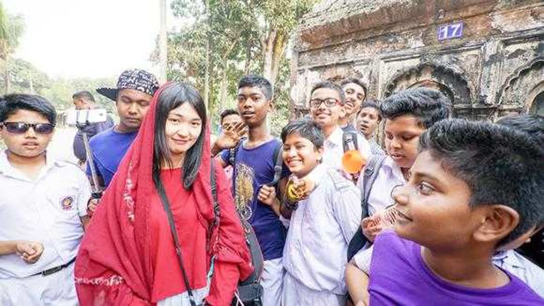 美女到尘土飞扬下的孟加拉旅行,那里的人们看到她之后...