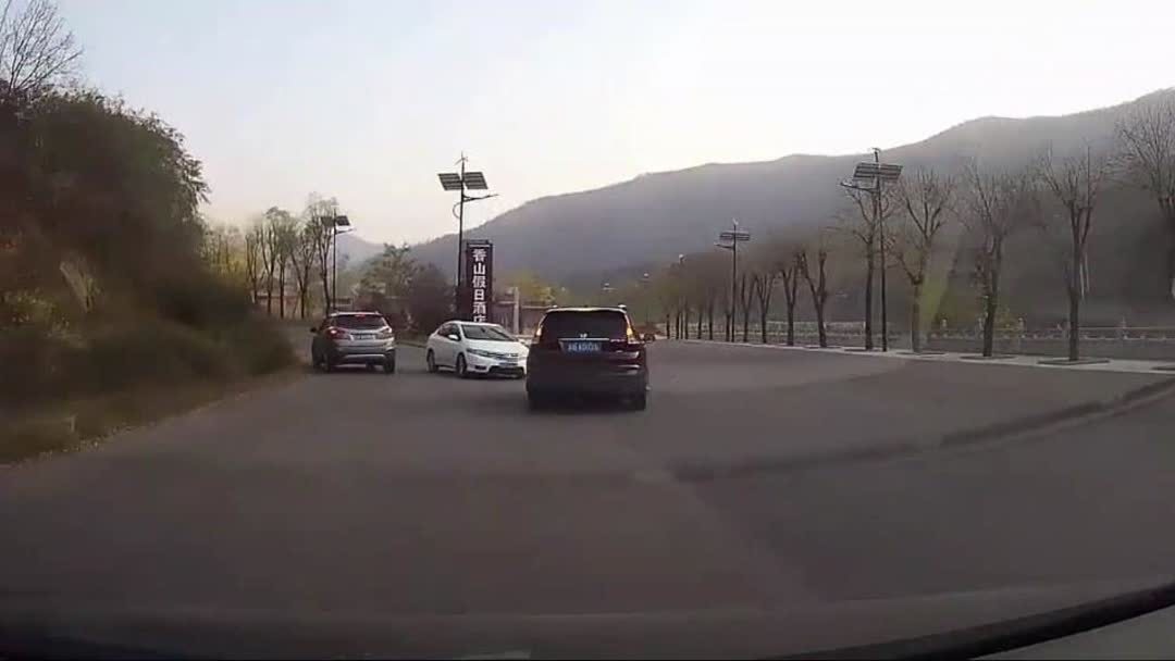 银色SUV一路逆行,造成了交通事故,自己却平安无事!