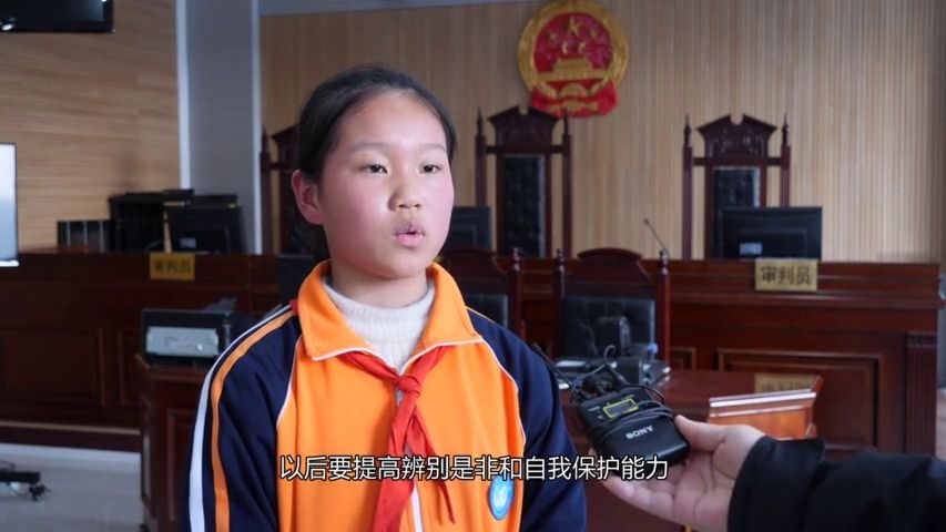 穿上法袍敲响法槌广平小学生模拟法庭当“法官”