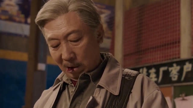 老中医脱下白大褂,秒变摇滚乐队成员,嘴叼吉他拨片,不简单