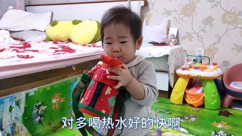 给11个月宝宝泡中药浴,贴膏药做保健,父母想尽办法给宝宝治感冒