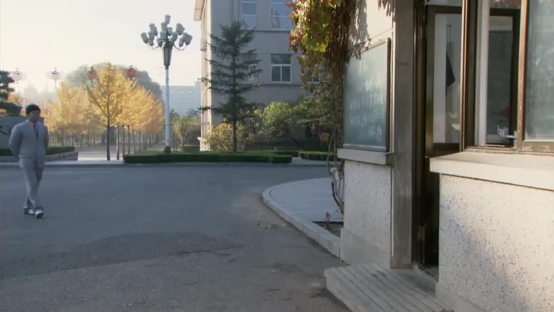 学校门卫正哼着小曲,怎料副校长提前来视察工作,吓得忙拍马屁