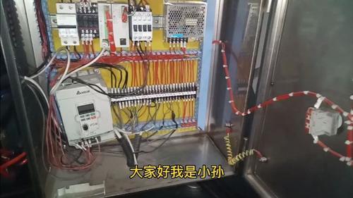 电柜的跨接线做成小圈圈,好多人对它都有误解,看看老电工的念头