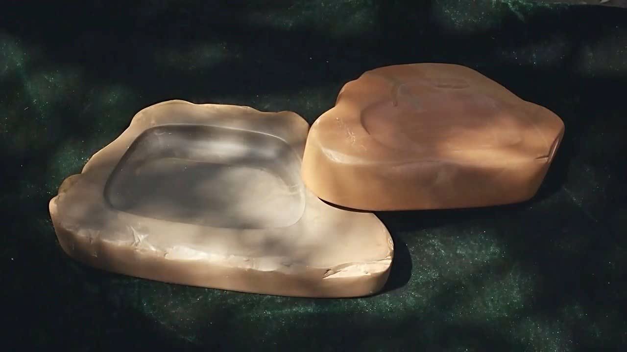 砚台的烧制很有讲究,烧好了很精致,烧不好就是毫无价值的瓦块!