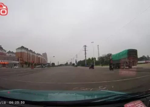 穿越千里来撞你,两电动车空旷路口撞车