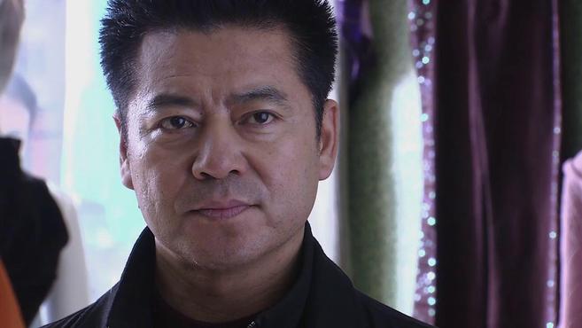 男子察觉便笺不对劲,要查看嫌疑人物品,抽屉一开里边竟放着这个