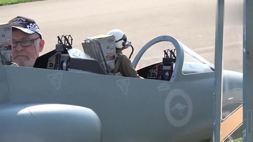 老外试飞超大号飞机航模,这航模光看都过瘾,要能玩上别提多开心