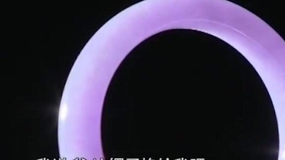美女带一块紫罗兰翡翠手镯鉴宝,鉴定后一听估价,惊讶的直捂嘴!