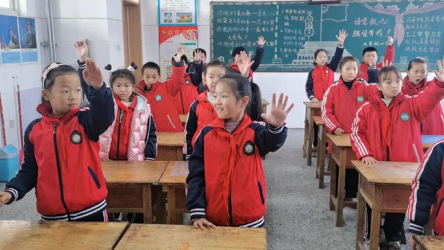 雾霾严重教室继续练习手势舞《踏浪》