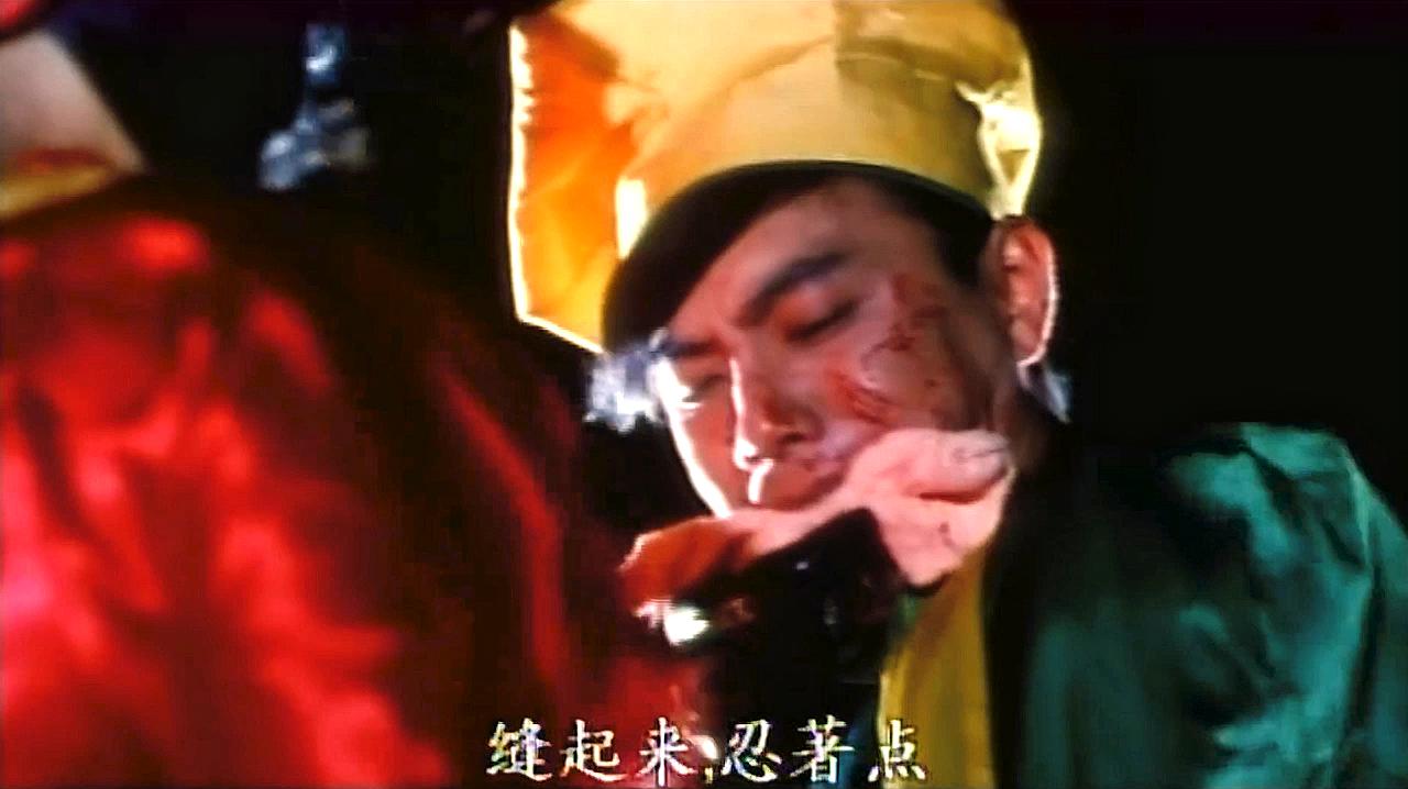 石榴姐真实在,张卫健脸被刮伤了,她直接喝口酒吐在伤口上消毒