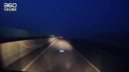 大货车高速上逆行,还开远光灯,对向司机腿软了