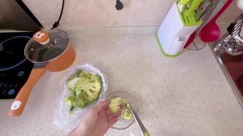 快八个月的宝宝就是不爱吃辅食可咋整首次体验鲜虾西兰花泥,为了让...