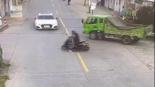 男子陷入盲区撞轿车 ,电动车视线被渣土车遮挡,遇见这种情况该怎么判断