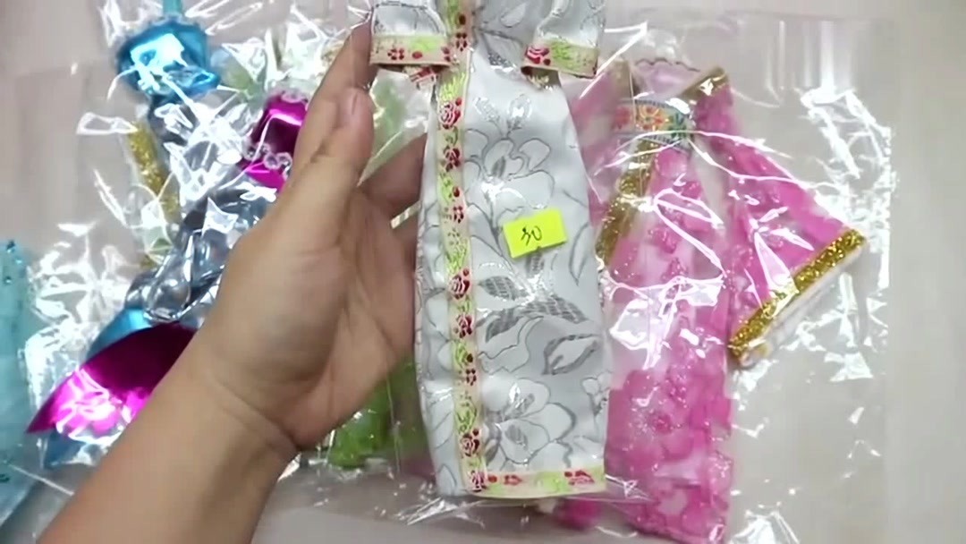 给芭比娃娃穿上汉服、旗袍和美人鱼服饰,美得像仙子