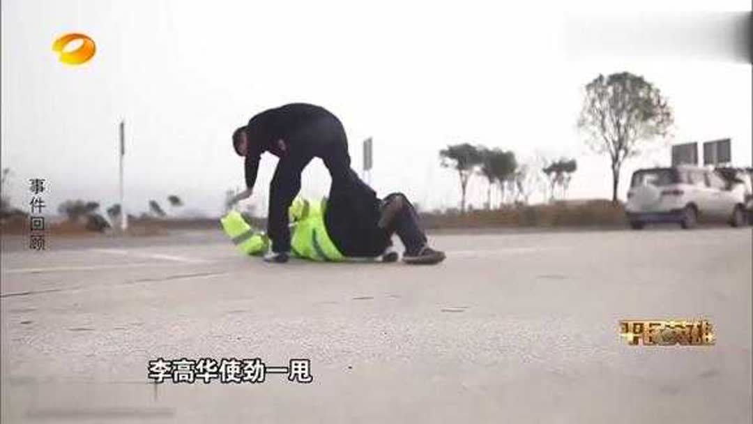 交警执行公务,违法司机突然动手殴打交警,抢夺车钥匙想驾车逃跑