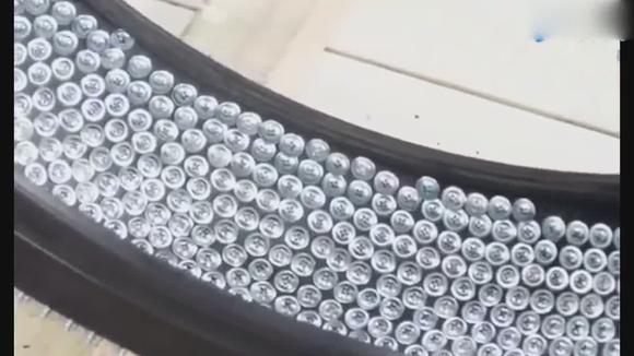 看看牛人一个简单的创造发明,以后再也不担心摩托车打滑