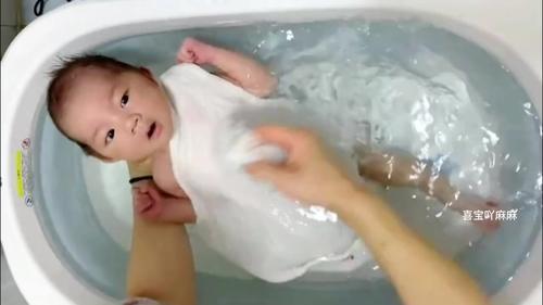 二胎妈妈经验告诉你,宝宝出生第二天就要被拉去洗澡