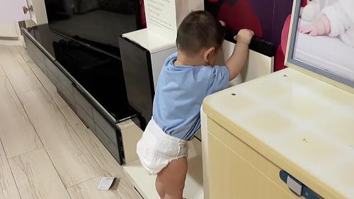 宝宝还想推桌子,但是桌子太沉推不动,小家伙还不高兴了