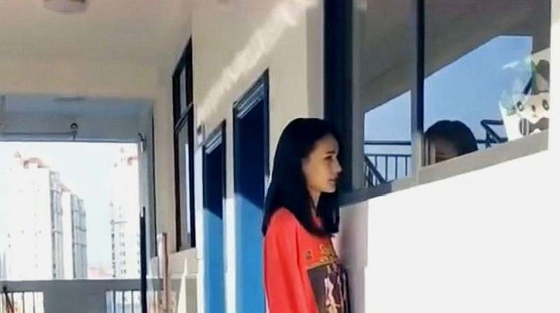 班主任每天的日常:天天不是趴窗户,是个学生害怕的角色!