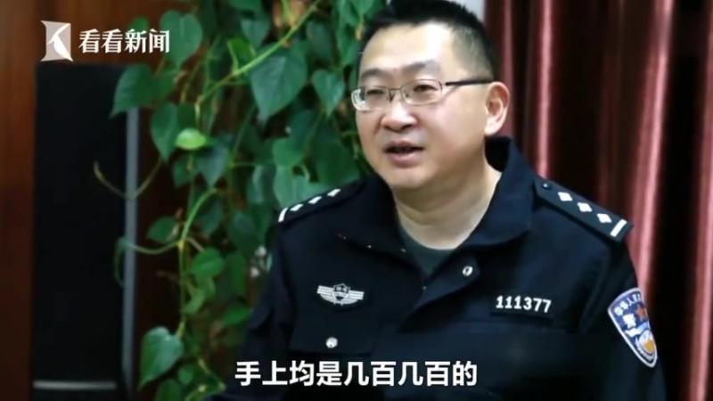 【醉汉火车上耍另类酒疯,挥舞钞票见人就发红包】春运期间,宁波开往...