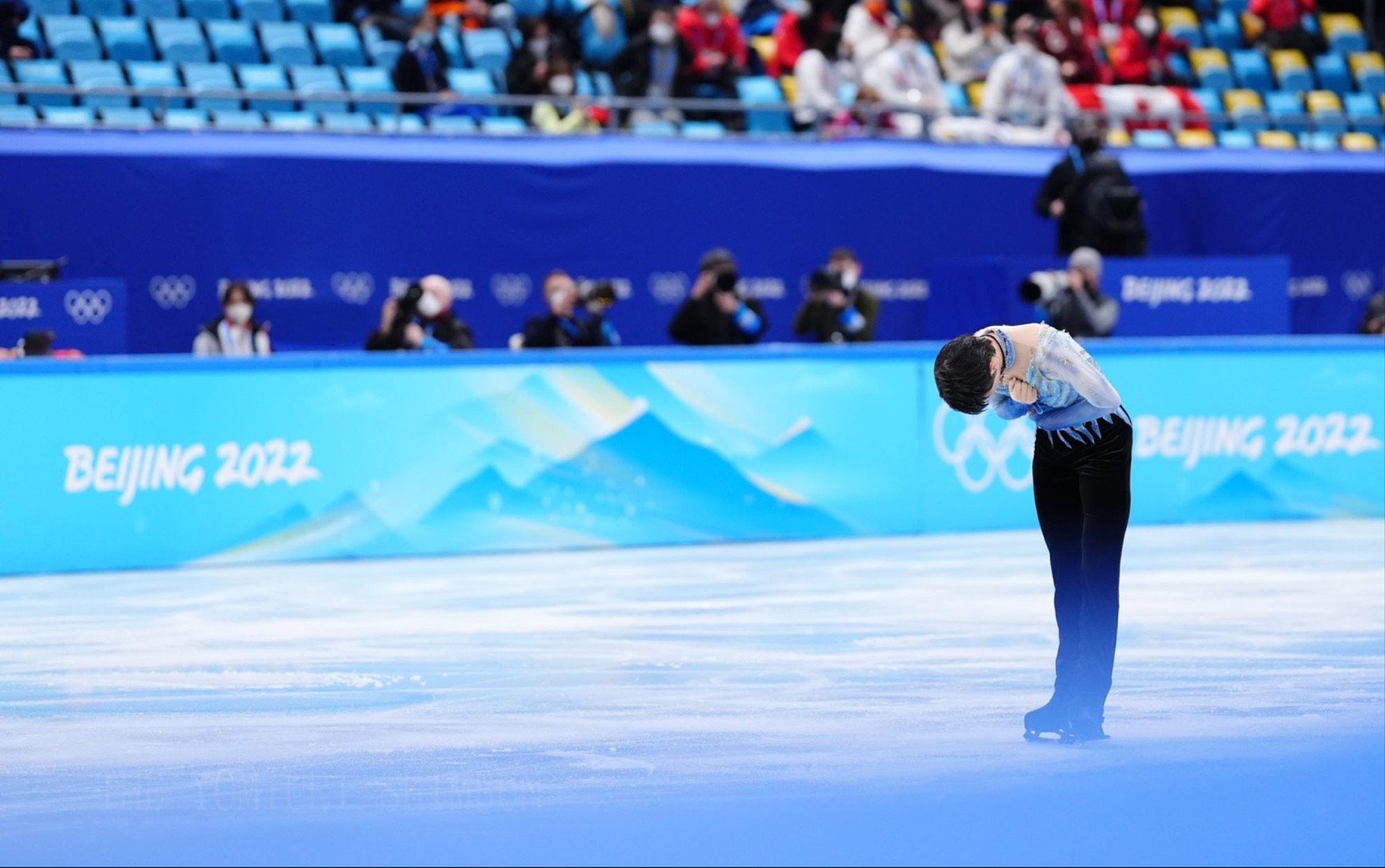 『羽生结弦』他就像一把镶了钻的宝剑,即使被藏在金丝楠木的书柜里,...