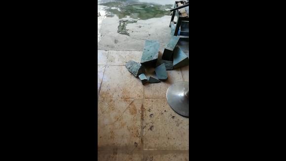 翡翠珠子制作的第一步,切大块料