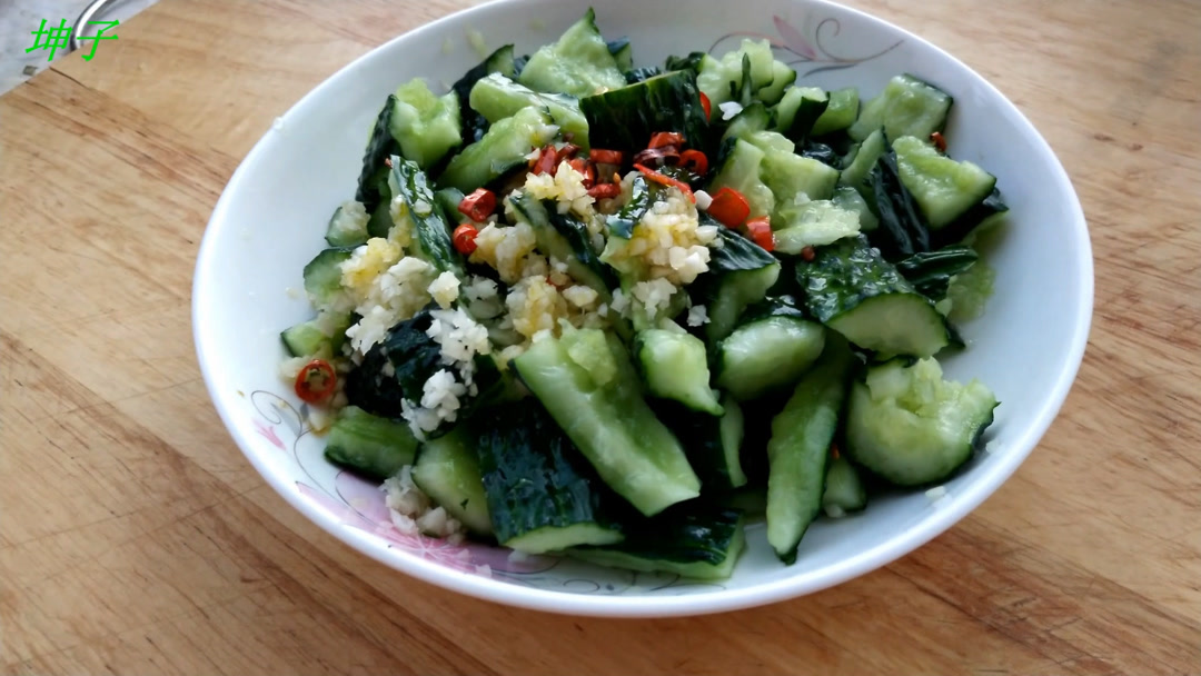 刀拍黄瓜为啥没酒店的好吃?原来第一步就做错了,怪不得不好吃