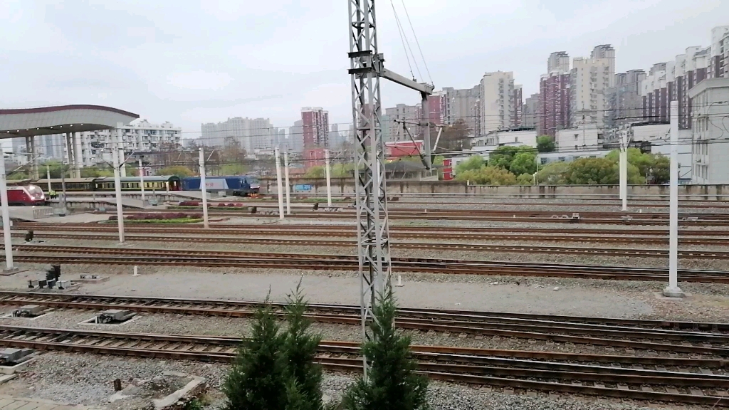 T306次列车的出发机西局西段HXD3D0544通过