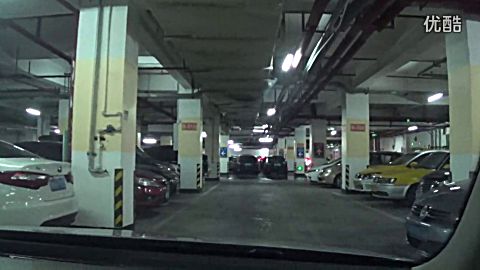 汽车离开大润发停车场