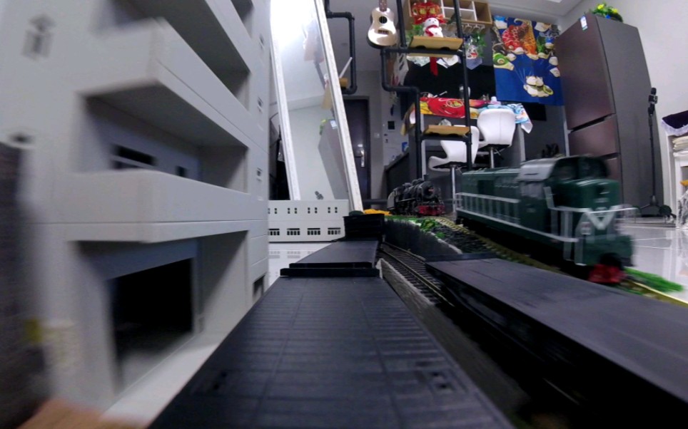 火车模型客厅小运转 末节车厢第一视角观景!