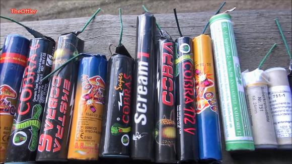 国外小伙测试各种鞭炮的威力