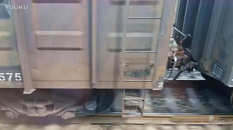 达成线上K1158次(成都-上海)近距离超越货运列车